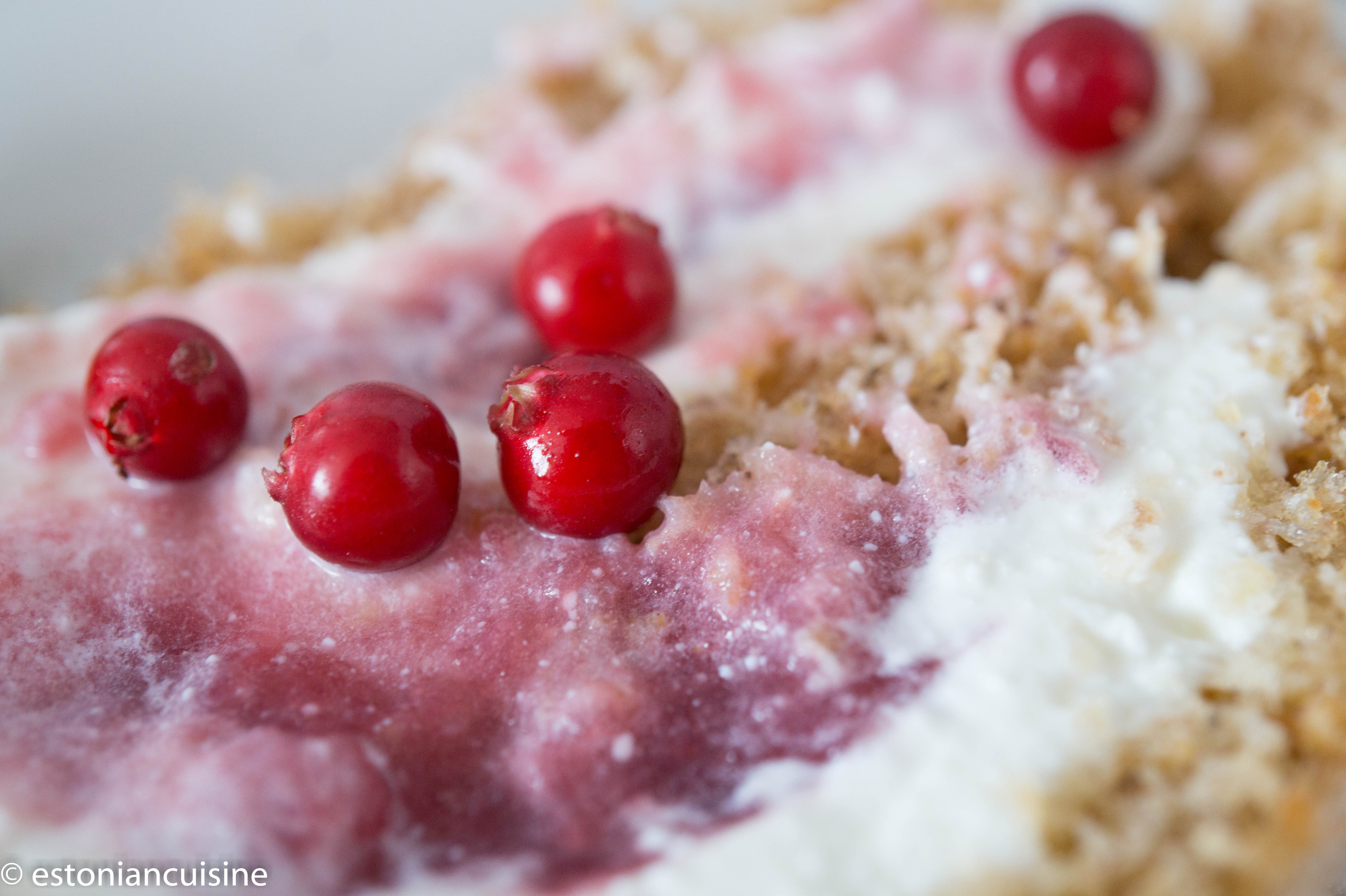 Estonian Kama roll with Cowberries. Kama ja pohlarull – Estonian ...