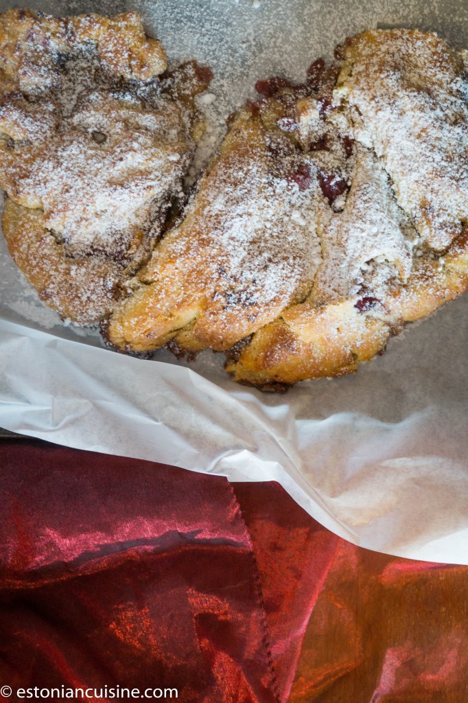 Estonian Kringel with marzipan and cowberry filling. Kringel ...