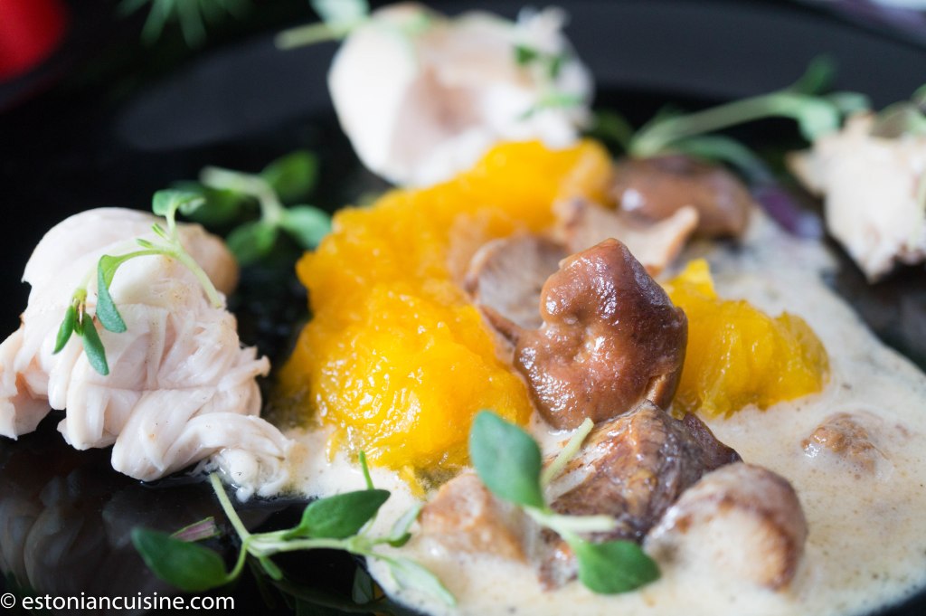 Chicken fillet with juniper berries and mushroom. Kanafilee kadaka ja ...