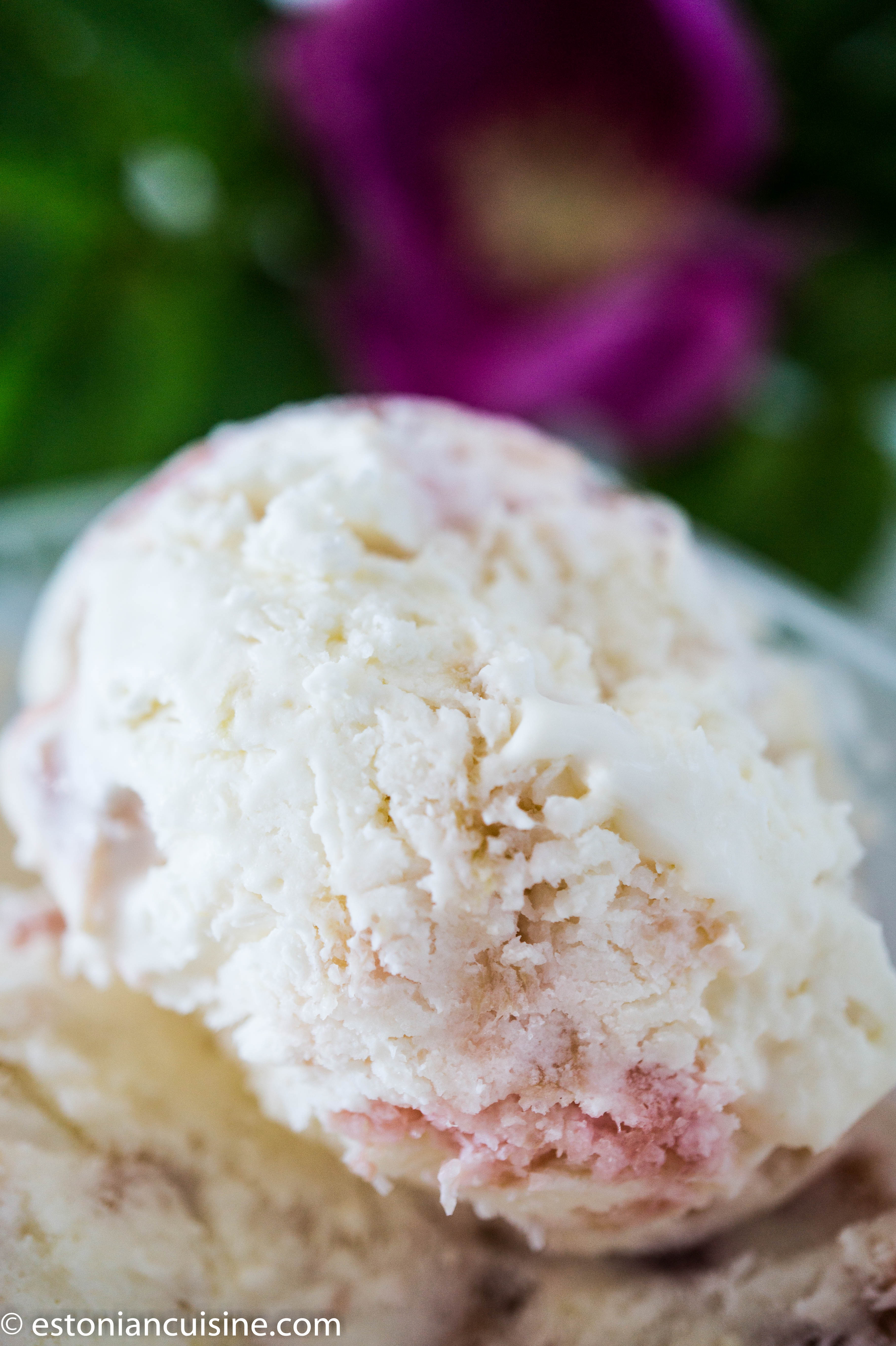 Rhubarb and Sour Cream Frozen Dessert. Rabarberi hapukooremagustoit ...
